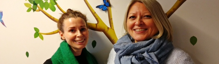 Disse to helsesykepleierne hjelper til med nesten alt Disse to helsesykepleierne hjelper til med nesten alt
